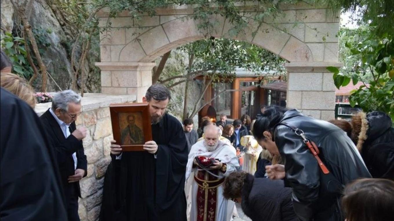 Άγιος Ισίδωρος Λυκαβηττού: Από τη νύχτα στην ουρά για το... θαύμα ...
