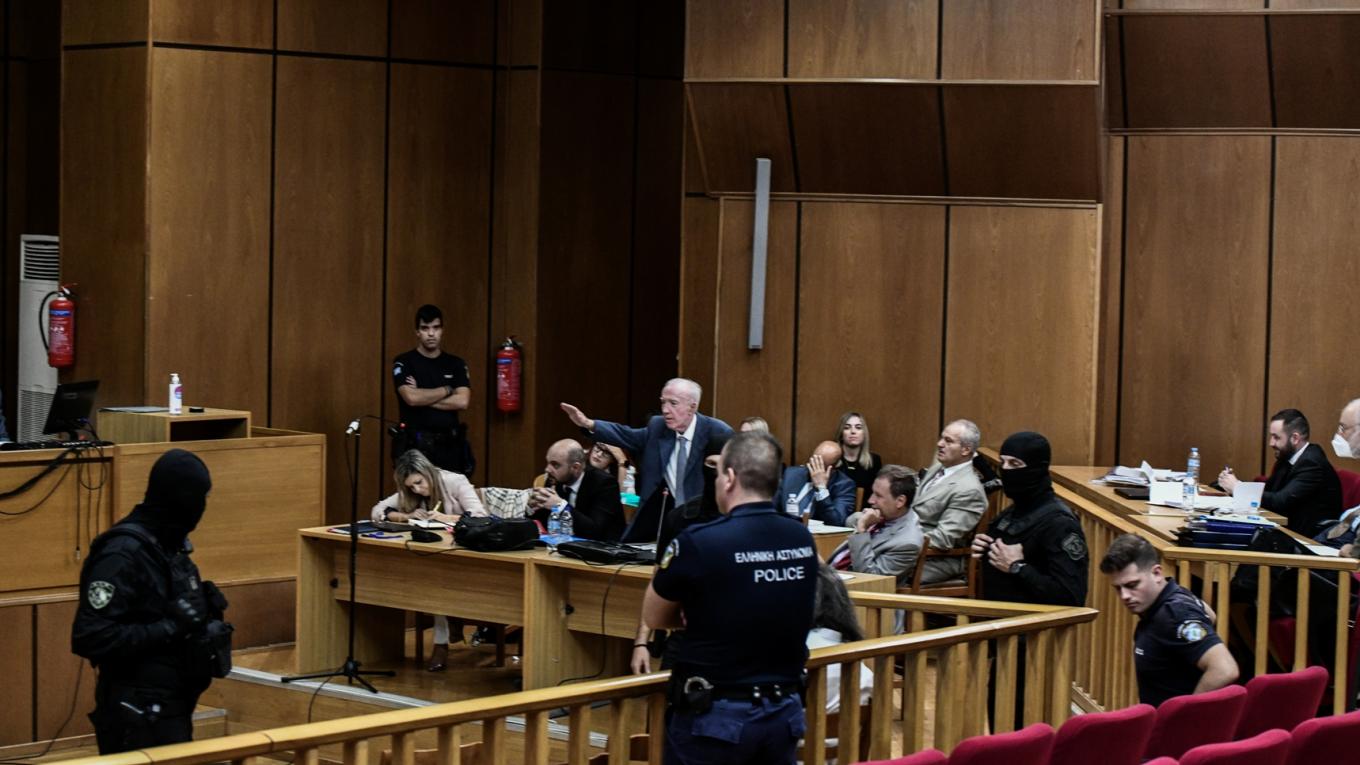 Ένταση στη δίκη της Χρυσής Αυγής: Χαιρέτησε ναζιστικά παρουσία των ...
