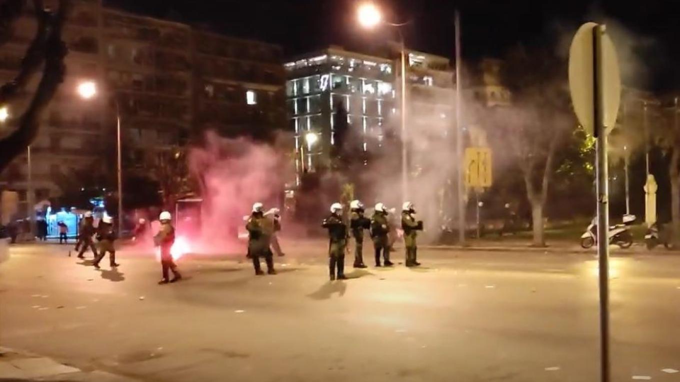 Θεσσαλονίκη: Επεισόδια στο κέντρο ανάμεσα σε ΜΑΤ και κουκουλοφόρους ...