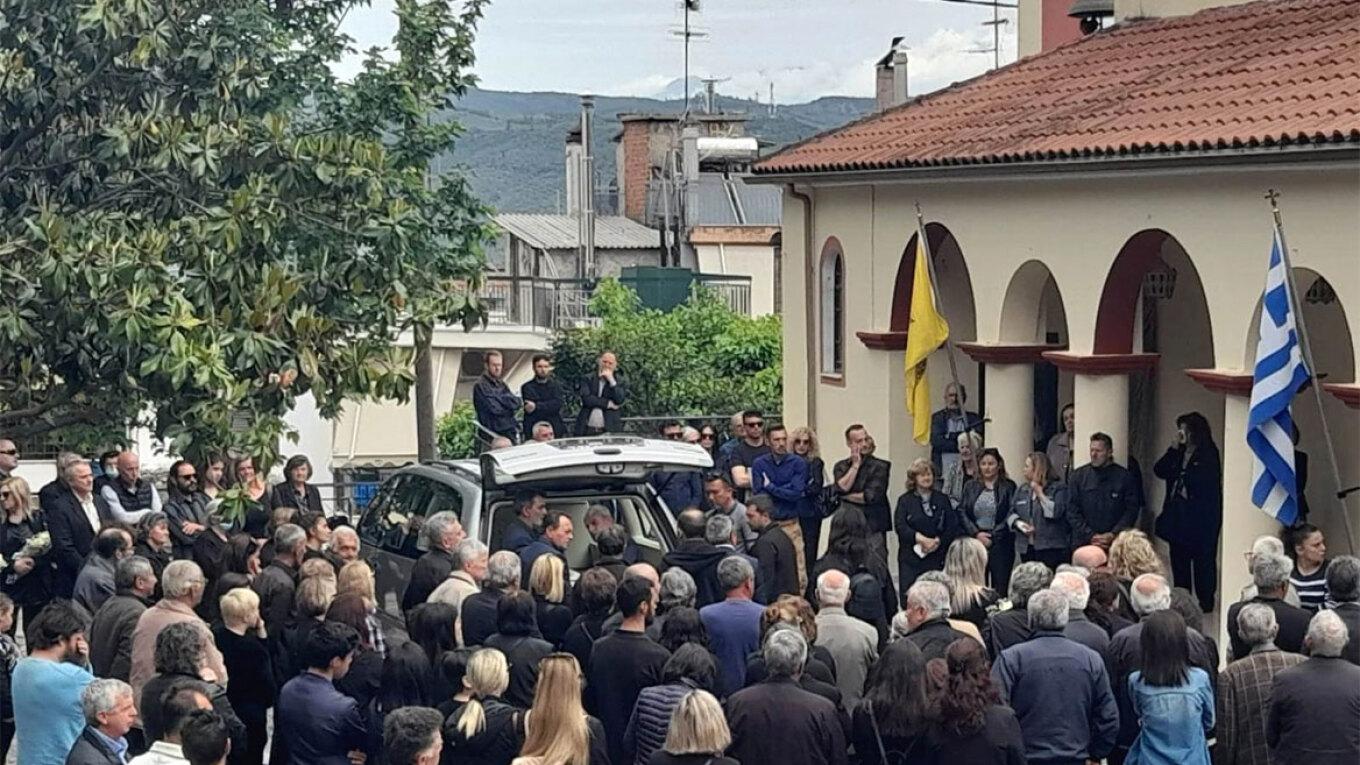 Σκηνές αρχαίας τραγωδίας στην κηδεία του βρέφους στην Αρτα – Κατέρρευσε ...
