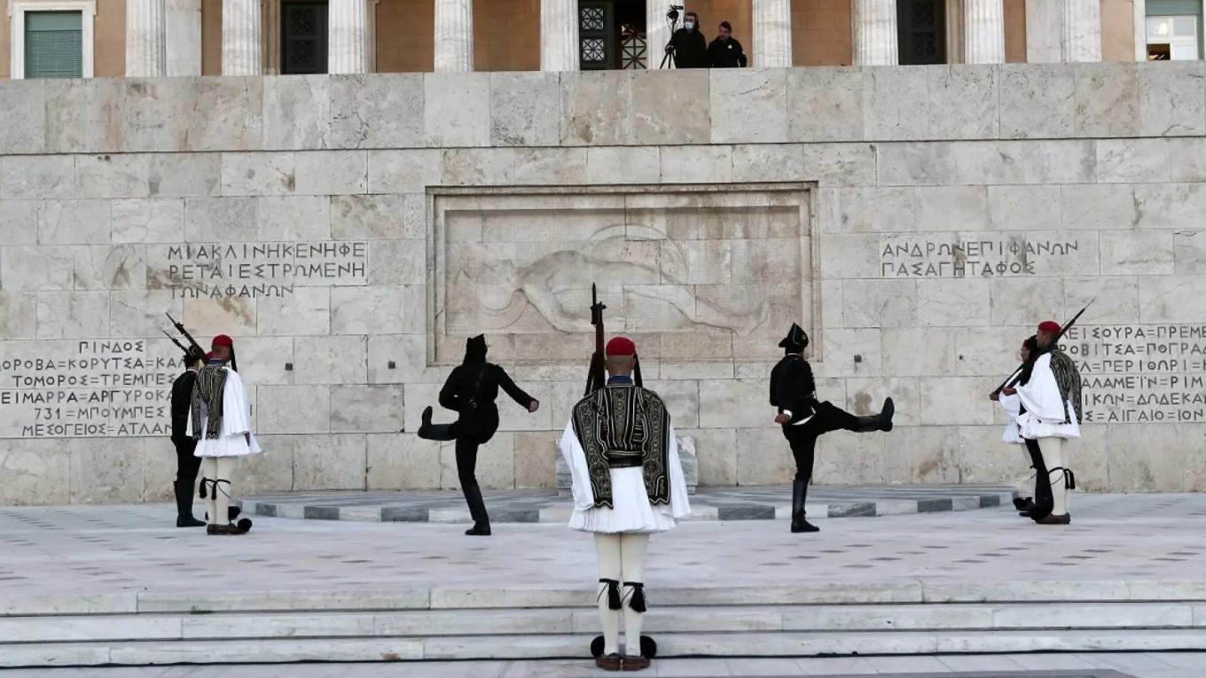 Για πρώτη φορά δε θα γίνει η αλλαγή φρουράς από τους Εύζωνες στο ...