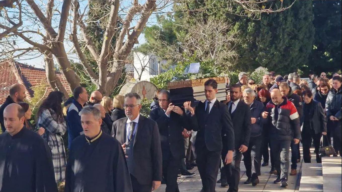 Σε κλίμα οδύνης η κηδεία της Ελισάβετ που κατασπάραξαν τρία σκυλιά στη ...