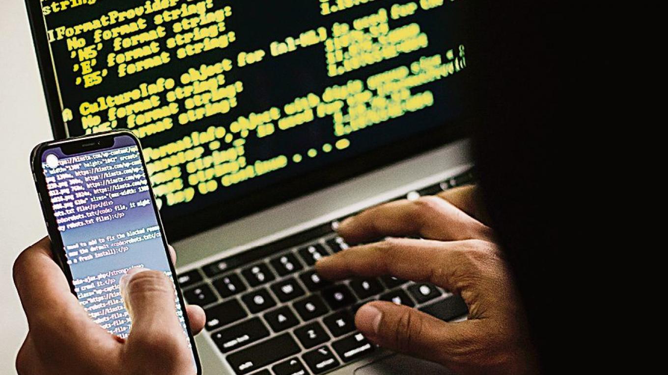 Μήνυση από Ανδρουλάκη για τα «μολυσμένα» SMS του Predator - Στον εισαγγελέα ο «κρεοπώλης των ...