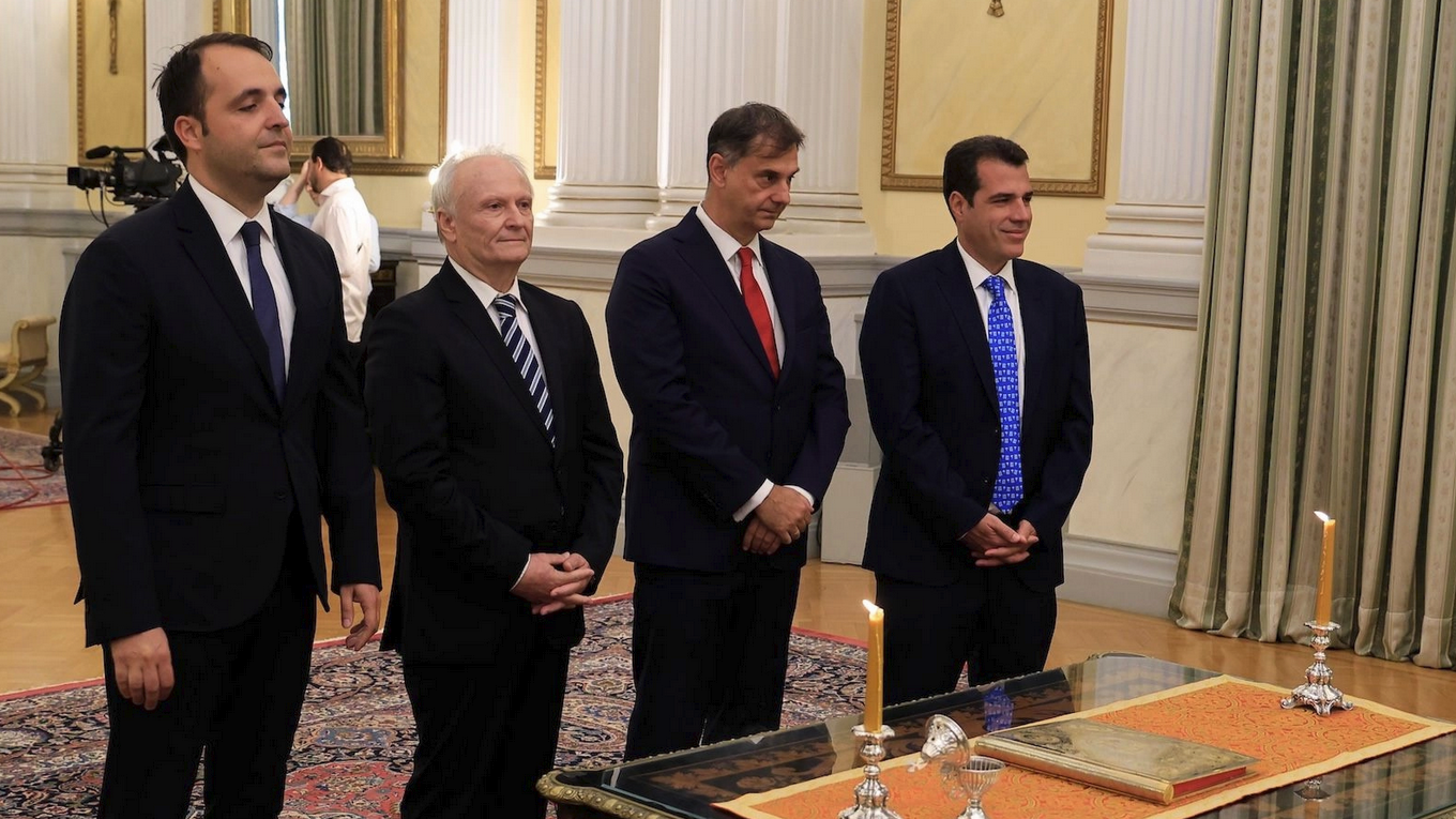Ορκίστηκαν τα 4 νέα μέλη της κυβέρνησης στη σκιά του ΟΠΕΚΕΠΕ - Στις 12 ...