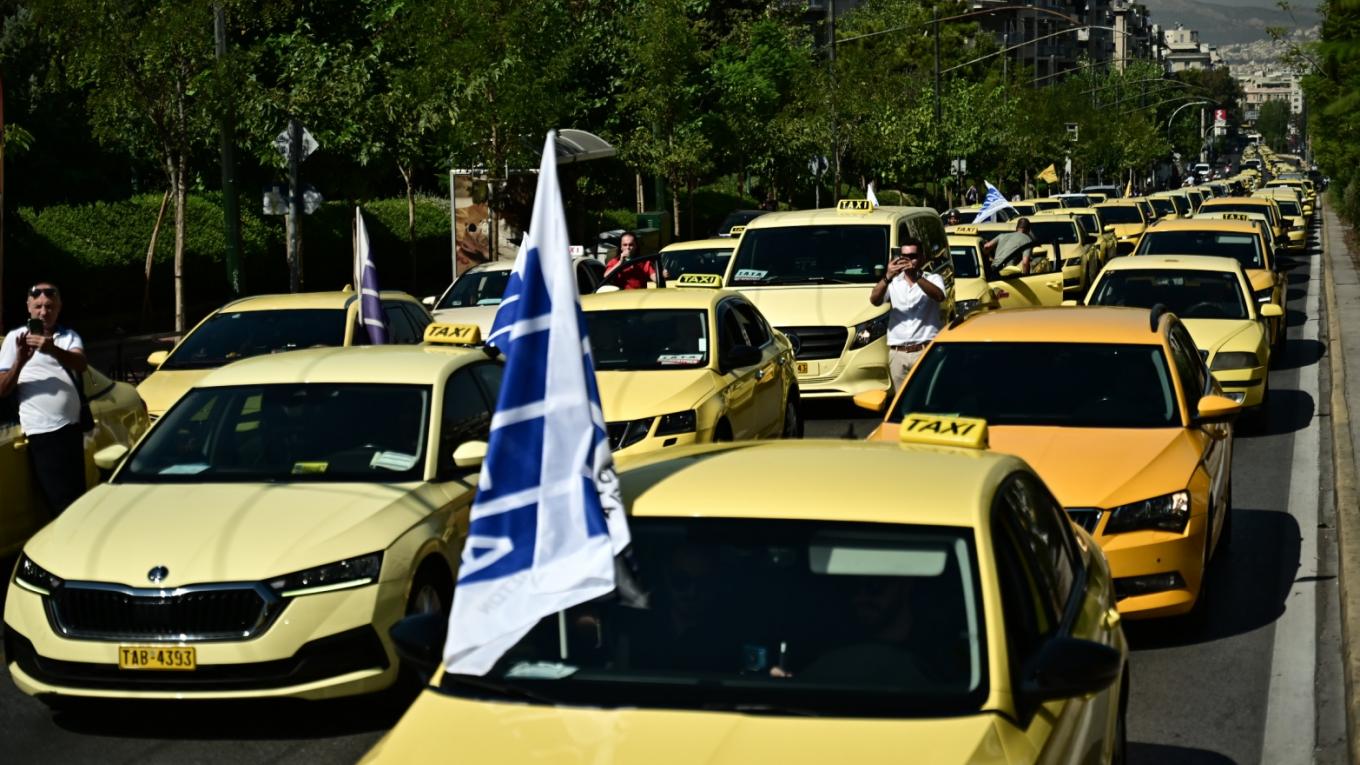 Απεργία ταξί: Σε εξέλιξη μεγάλη πορεία στο κέντρο της Αθήνας - Ποιοι ...