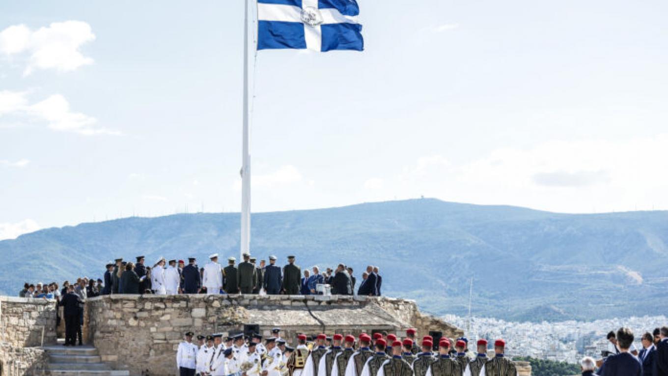 Με την έπαρση της σημαίας στον ιστό της Ακρόπολης η Αθήνα τίμησε την ...