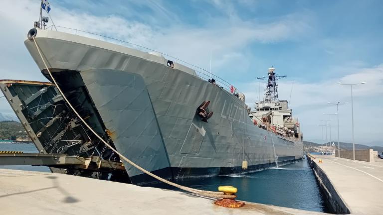 Το αρματαγωγό «ΡΟΔΟΣ» του Πολεμικού Ναυτικού μετέφερε πολιτικά οχήματα ...